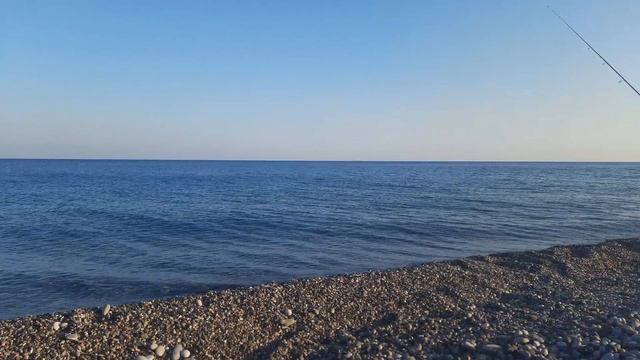 УВЛЕКАТЕЛЬНАЯ РЫБАЛКА НА ЧЕРНОМ МОРЕ В АБХАЗИИ, ЛОВИМ ХИЩНИКА НА СИЛИКОН С ТИРОЛЬСКОЙ ПАЛОЧКОЙ