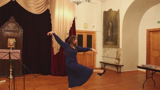 Светлана Дзансолова - РОЗА (Ты к престолу роняешь розу...")