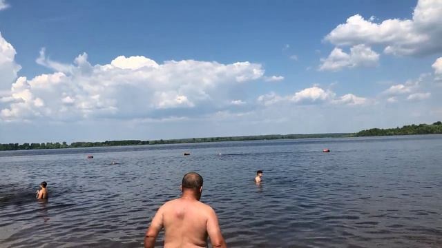 На городском пляже. Жара. Очень много народа.