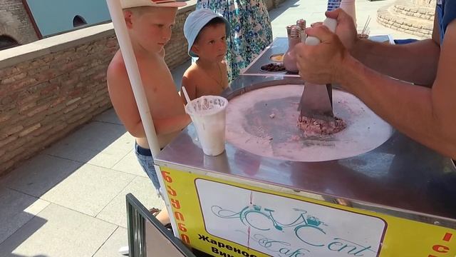 Мороженое,которое делают в Тбилиси,очень вкусное! Процесс изготовления.
