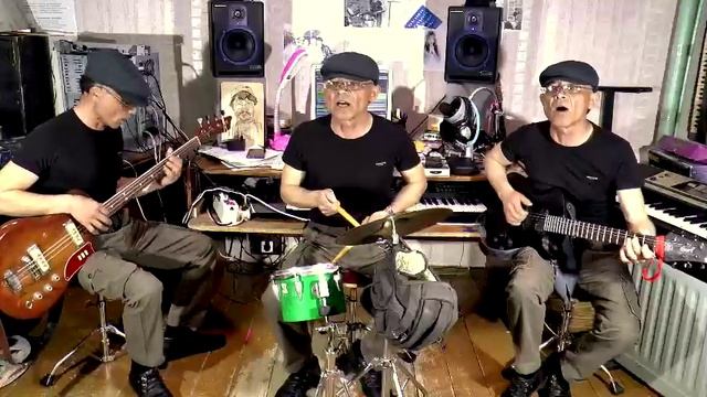 "Аҡ ҡалпаҡтар" ансамбле - Өс танкист/Три танкиста