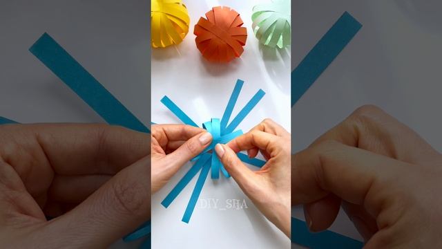 Оригинальный новогодний шар из бумаги своими руками #diy #поделки #новогодниеукрашения #шар #шортс
