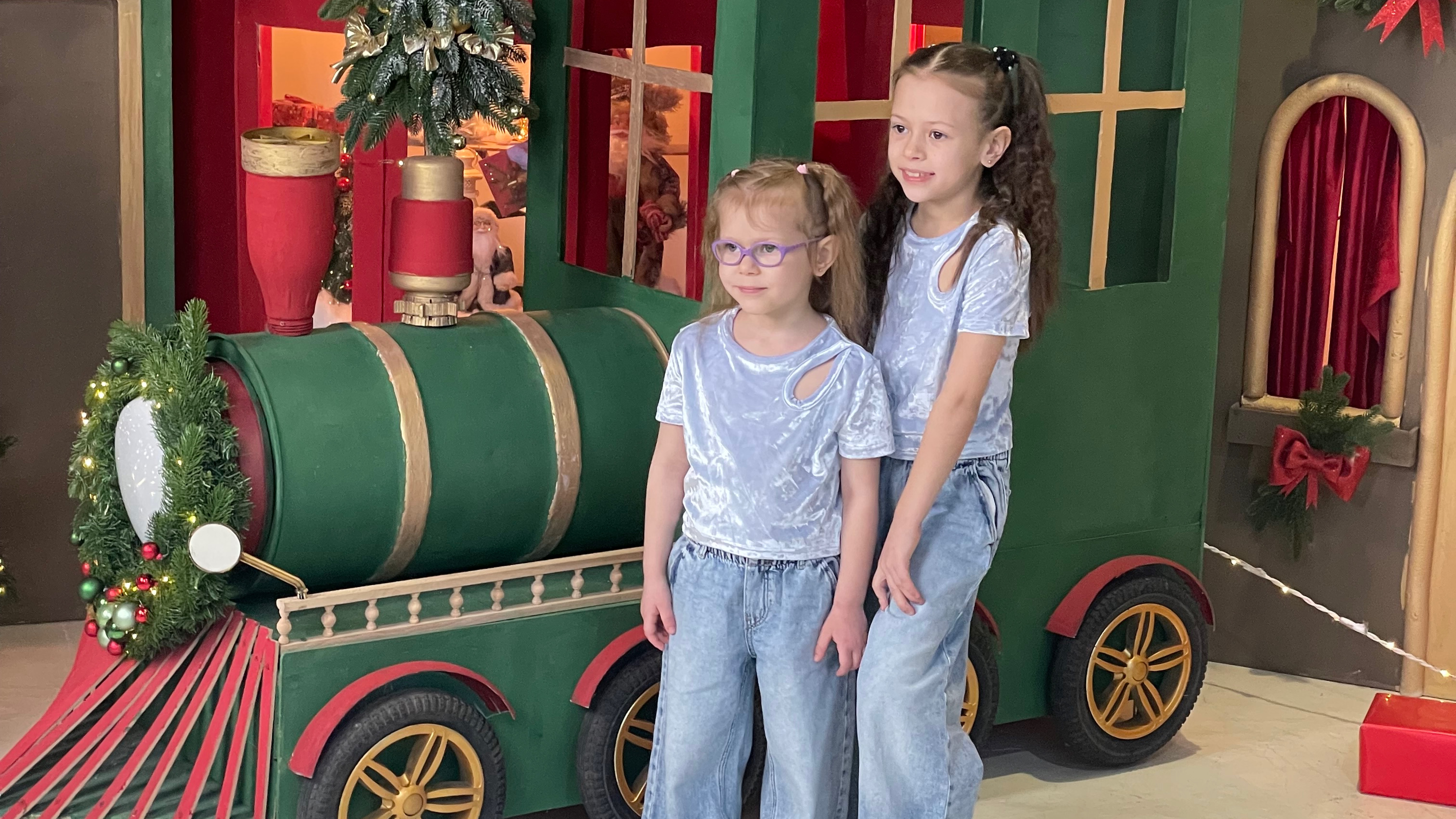 Кира, Ника и их братик Марк встречают Новый Год с Дедом Морозом. 2025