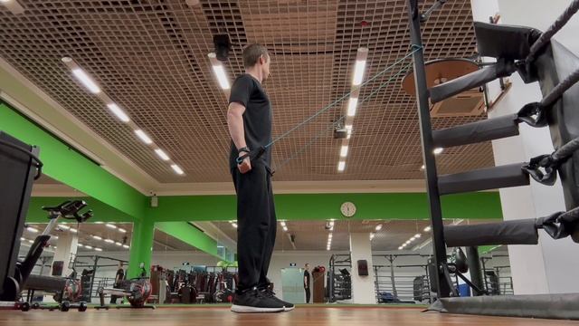 Разгибание плеч стоя с амортизатором или лентой + поворот головы вправо/влево