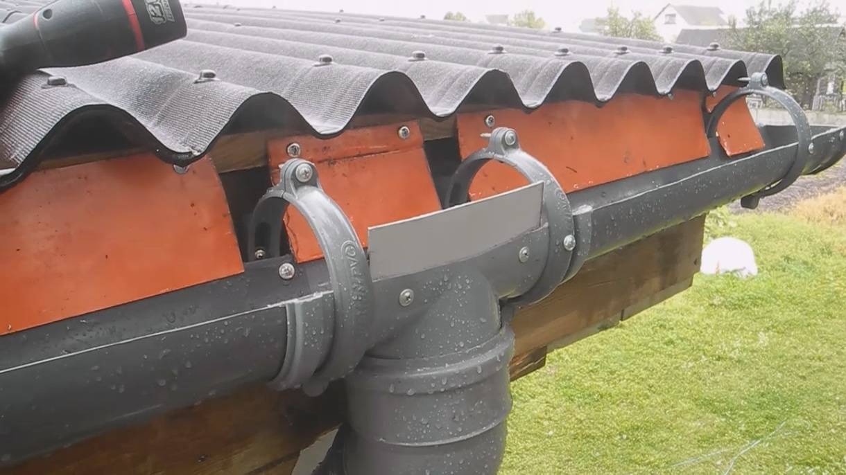 Ошибки при монтаже сливной системы для крыши из канализационных труб