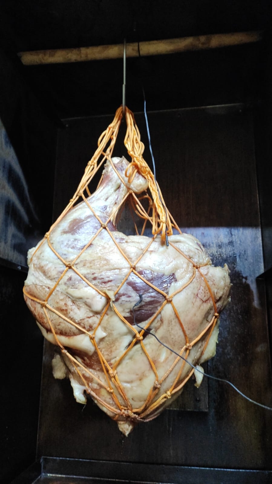 Коптим ногу кабана 🐗 #копчение #коптим #еда #кабан #коптилка