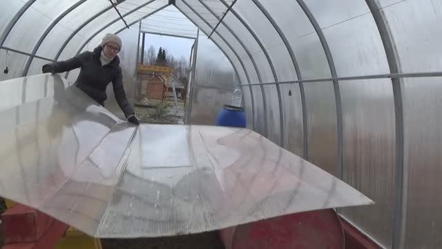 6 соток 20 марта 2020 года. Накрываю поликарбонатом перголу-беседку.