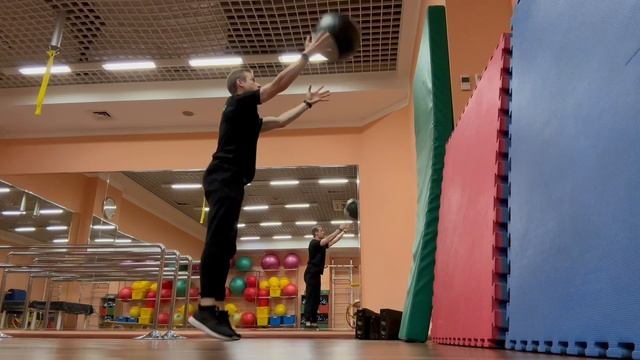 Бросок набивного мяча снизу вверх из приседа // +с прыжками