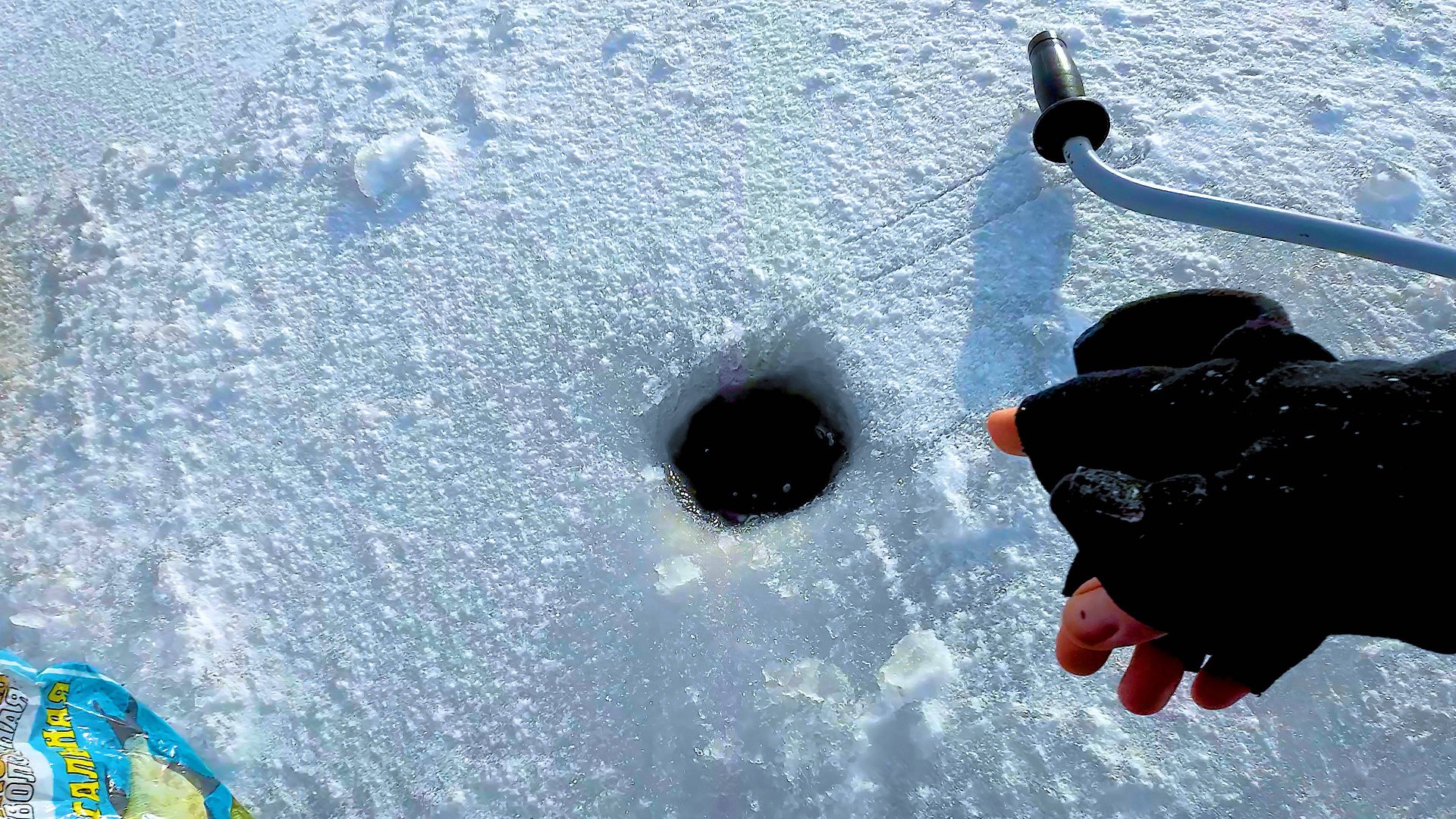 РЫБА УТАЩИЛА УДОЧКУ! Первая рыбалка 2025 года! Рыбалка на жерлицы и безмотылку!