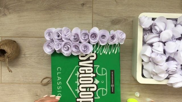 Бюджетный зимний декор. Панно «Розы под снегом». Тестирую спрей для декора из фикс прайс