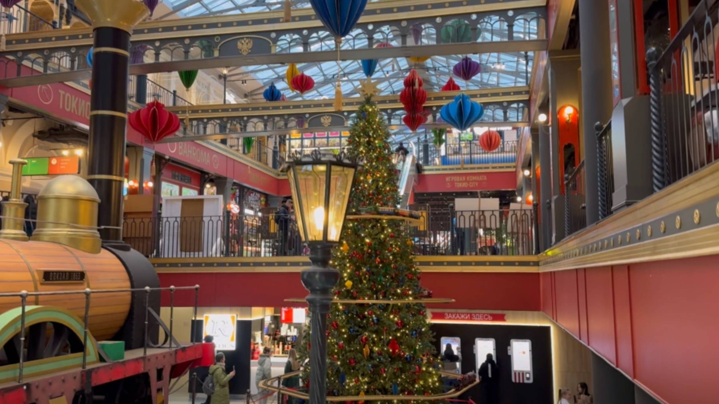 Самый большой фудмолл в России и Европе Vorzal 1853
Куда сходить в Рождество в Санкт-Петербурге?