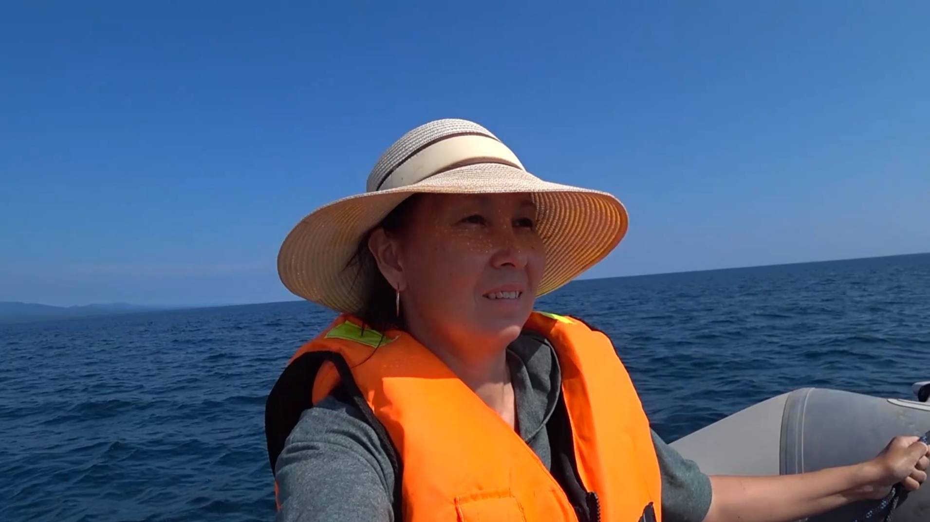 Рыбачим в Охотском море. Смешная камбала смотрит в камеру..