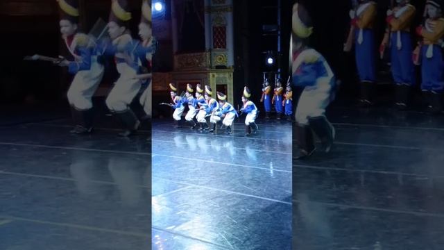 Валентина в этот Новый Год радует зрителей Щелкунчика как солдатик!