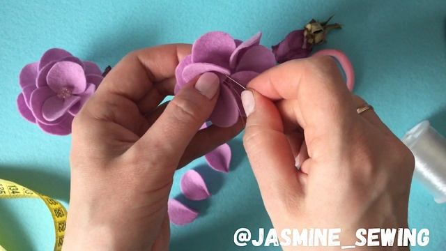 Резинка для волос. Красивый и нежный цветок из фетра