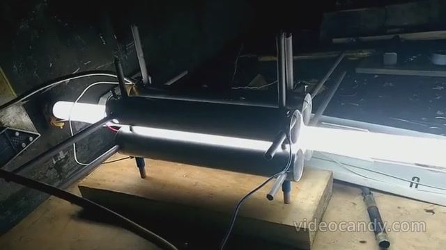 Квадрупольный цилиндрический конденсатор. Сжатие холодной плазмы и свечение в люминесцентной лампе