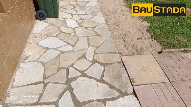 Отмостка и дорожки из рваного камня. Монтаж камня на мягкое основание.
