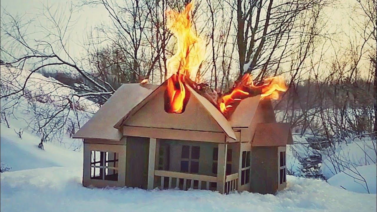 Пожар в картонном коттедже!