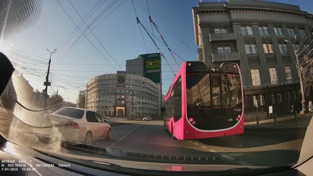 Троллейбус не вписался в полосу