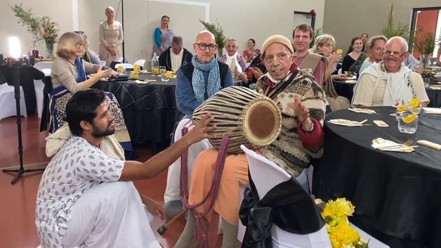 Мукунда Госвами вспоминает первый ритм по игре на мриданге - 8 мая 2022 - Нью-Говардхана