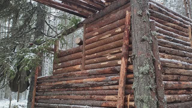 Строю убежище в тайге - Закрыл правую стену. Встретил каких то людей
