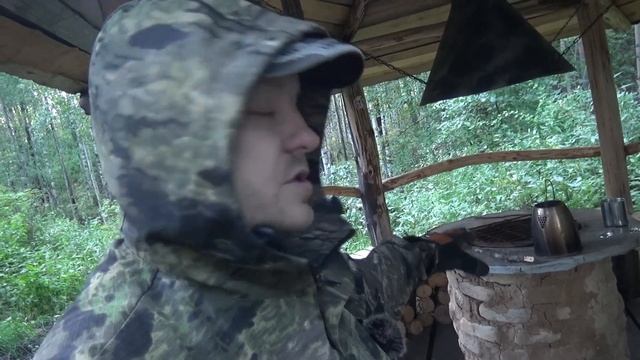 У сгоревшей землянки. Лагерь заняли новые жители! Отремонтировал беседку. Готовлю новое блюдо.
