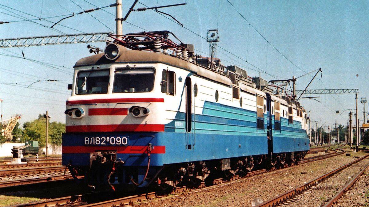 ZDSimulator. ЧС8-020 и ВЛ82м-090 с фирменным поездом "Оберіг" №64/63 сообщением Киев-Харьков