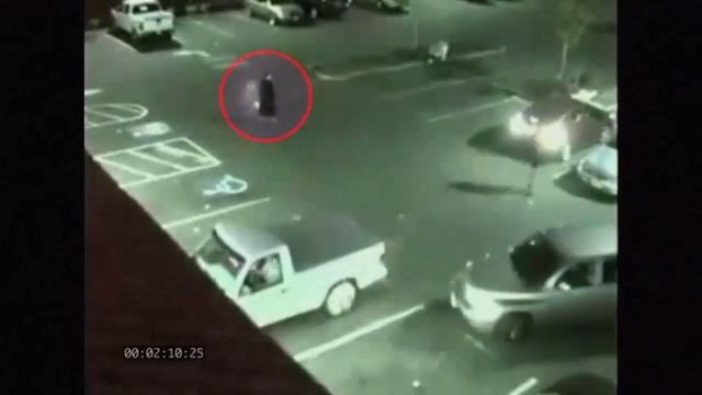 Странный силует преследует женщину. Даже боюсь спросить, что или кто это может быть