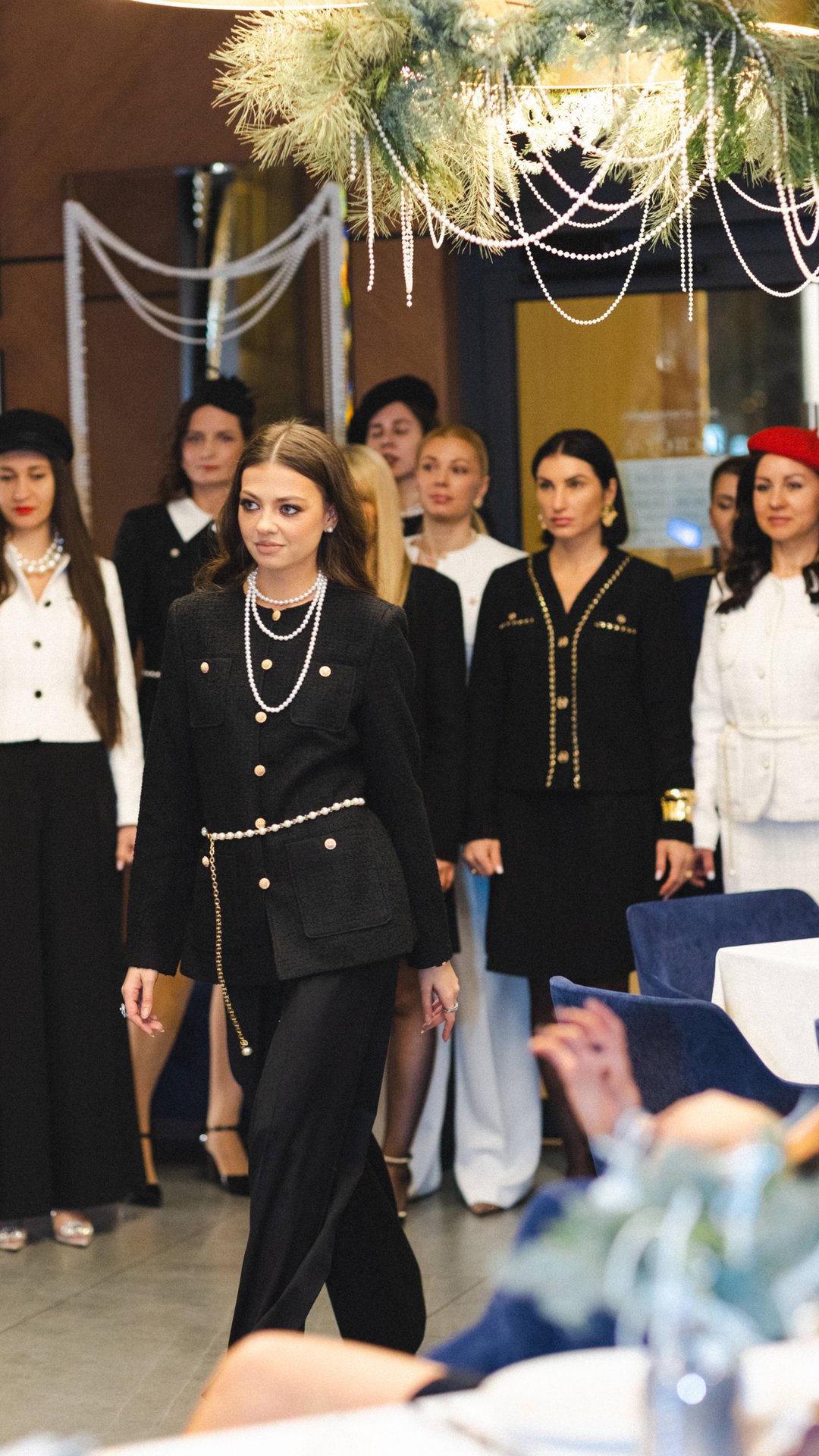 Показ женской одежды в стиле Шанель.