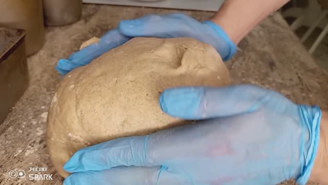 Замес бездрожжевого теста на закваске 用酸面团揉捏无酵母面团