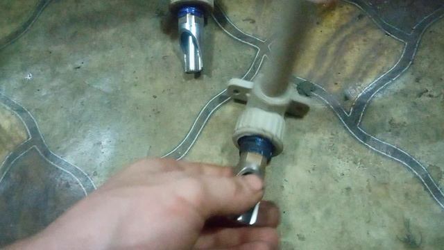 Чашечная поилка для свиней поросят ниппельная система поения