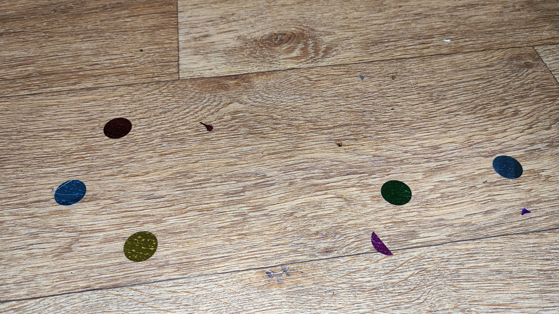 Как убрать прилипшие конфети с пола