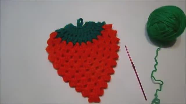 ВЯЖЕМ КРЮЧКОМ ПРИХВАТКИ - КЛУБНИЧКИ