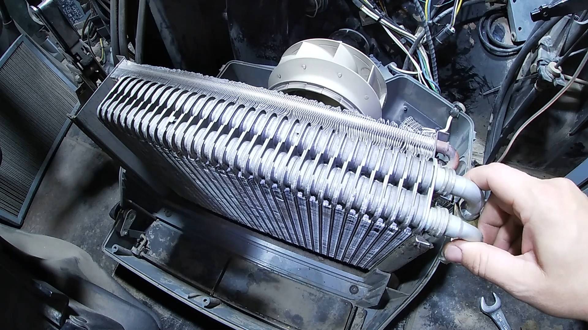 Шаг №5 Испаритель кондиционера в Экскаваторе погрузчике