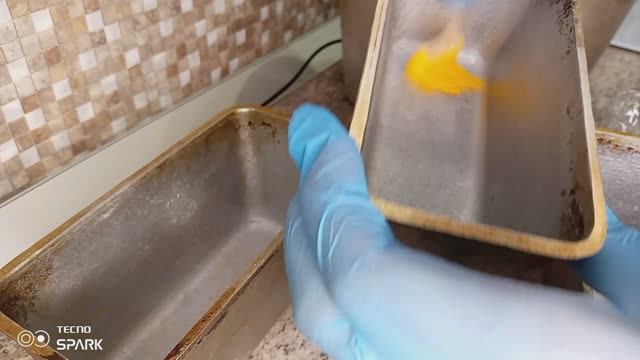 Подготовка форм к выпечке хлеба Preparing molds for baking bread