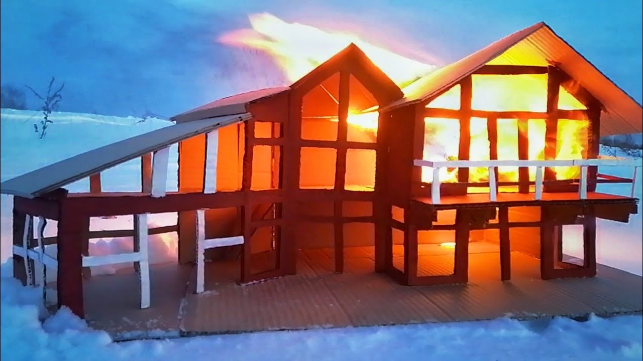 Горит большой дом из картона!