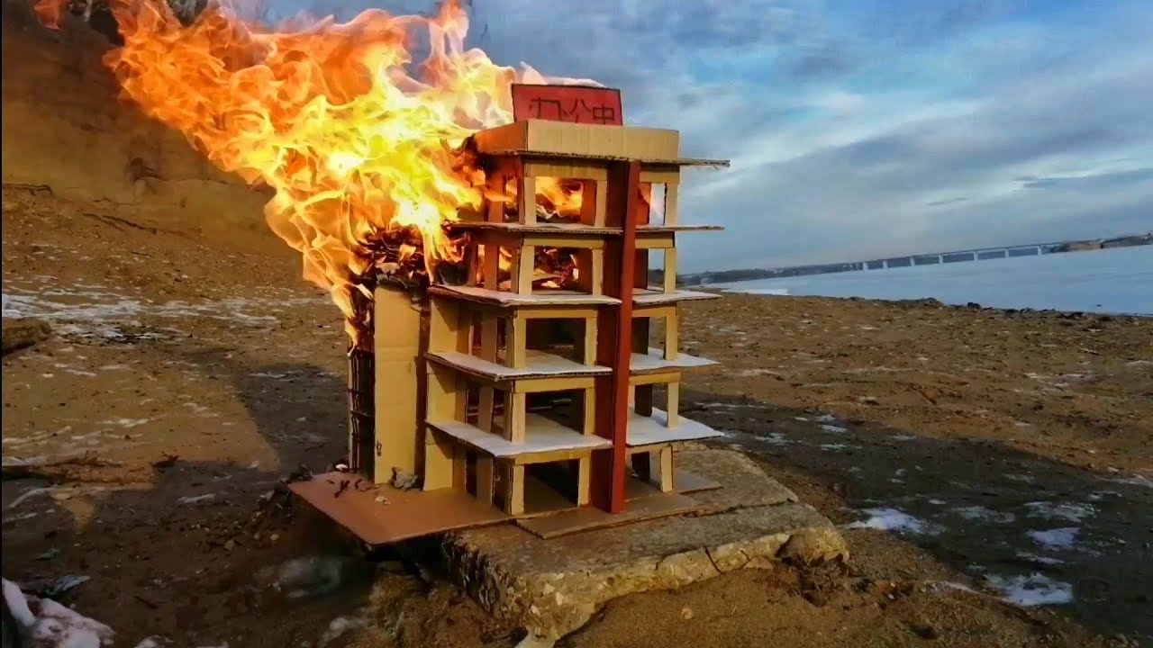 Горит высотное здание из картона!