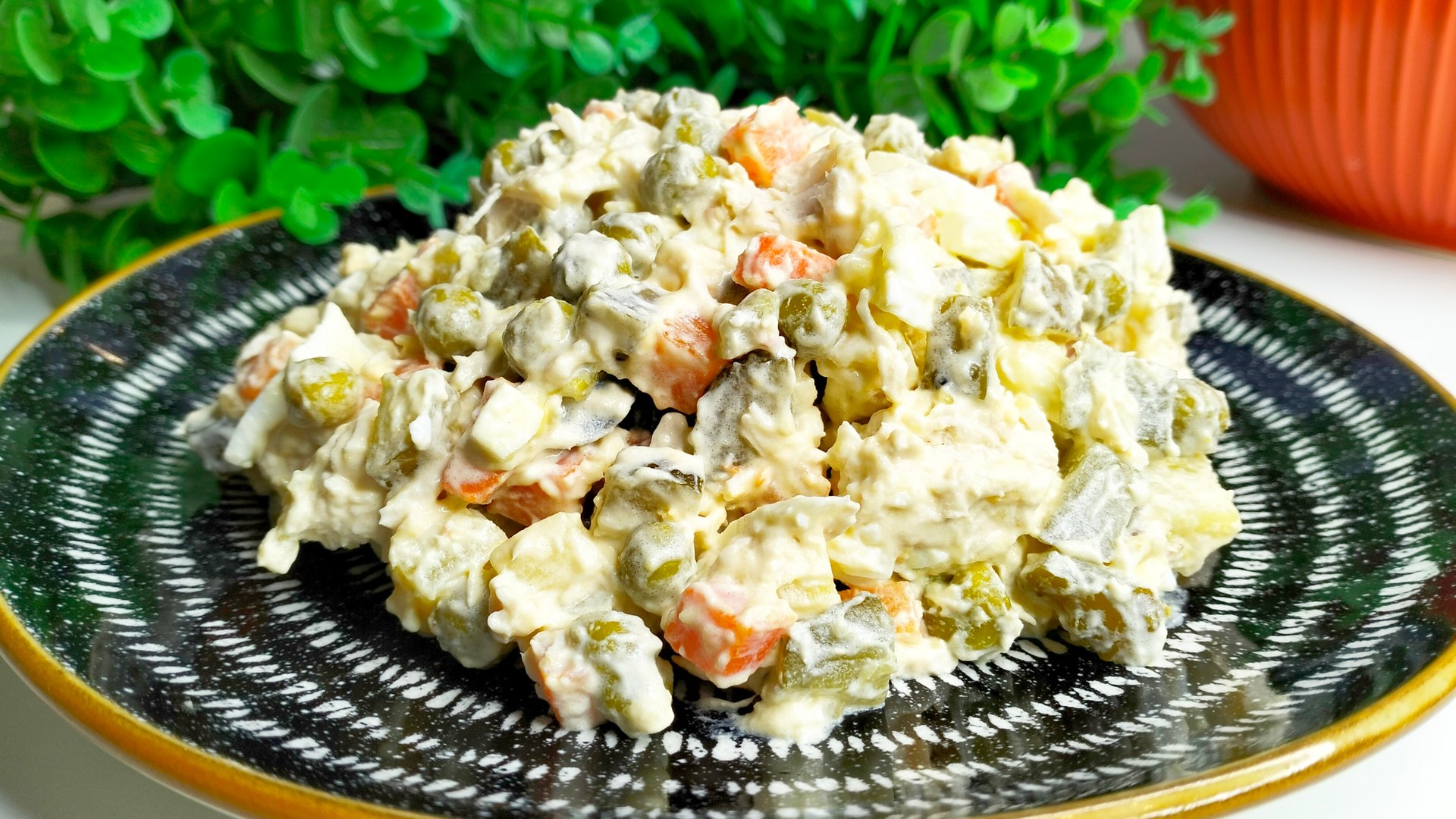 Палочка-выручалочка на любой праздник: салат Столичный