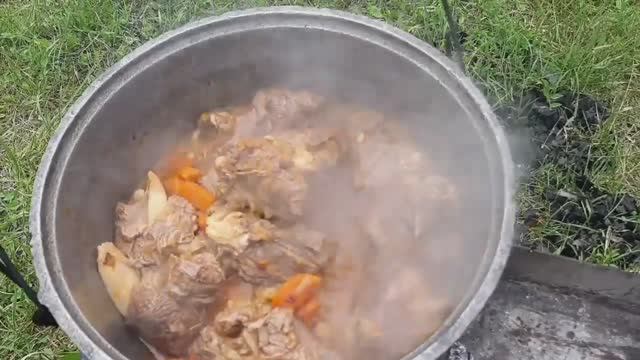 НА ПРИРОДЕ. ГОТОВИМ ГОВЯДИНУ В КАЗАНЕ