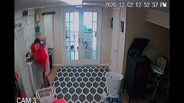 Судя по реакции, женщина не первый раз наблюдает такое явление.