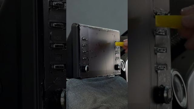 Оклейка глянцевых деталей салона и дисплеев мультимедиа автомобиля готовыми лекалами! 4