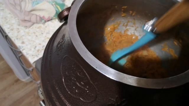 Консерва из чебака в томатном соусе.