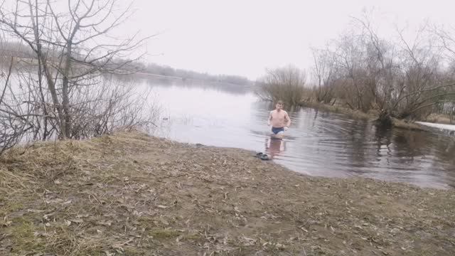 Купание в талой воде реки в последний день зимы 2024