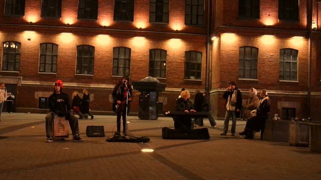 Классная уличная банда поёт на сербском у Галереи