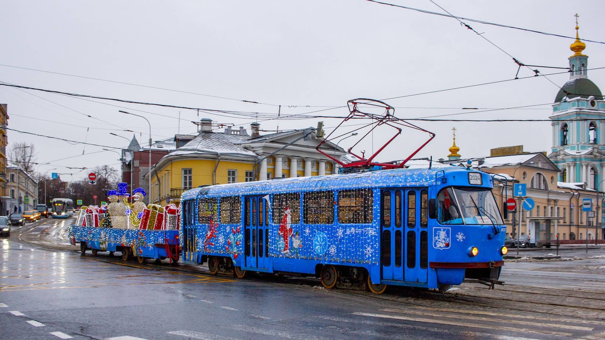 Новогодний трамвай МТТЧ с прицепом возле метро Новокузнецкая. С Новым 2025 годом! - 06.01.2025