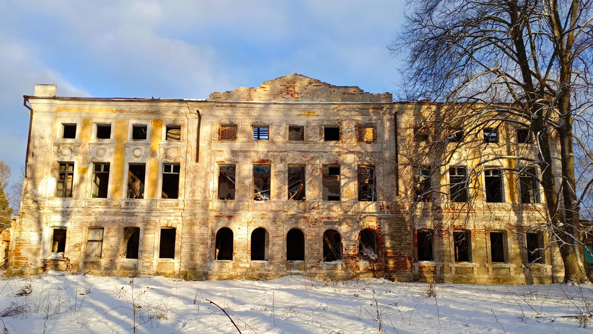 Величественные развалины усадьбы дворян Полторацких достопримечательности Тверской области.