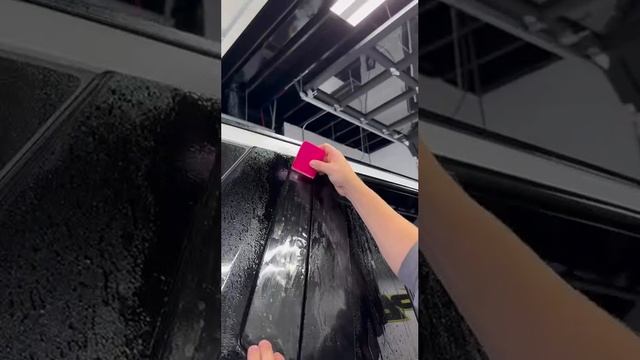 Оклейка глянцевых стоек дверей автомобиля полиуретановой пленкой! 3