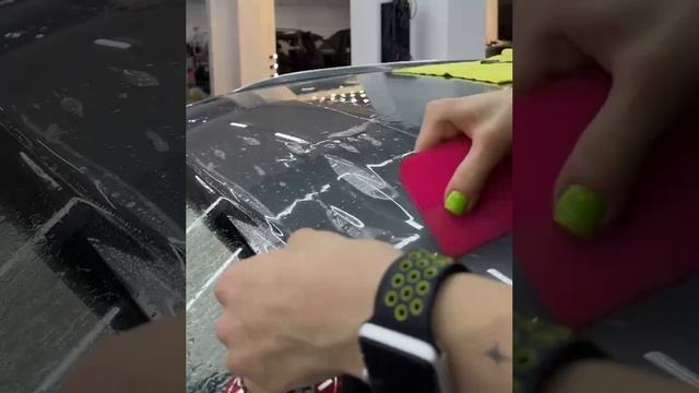 Оклейка полиуретановой пленкой кромки крыши и части плоскости над лобовым стеклом автомобиля!