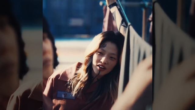 название: девушка в маске