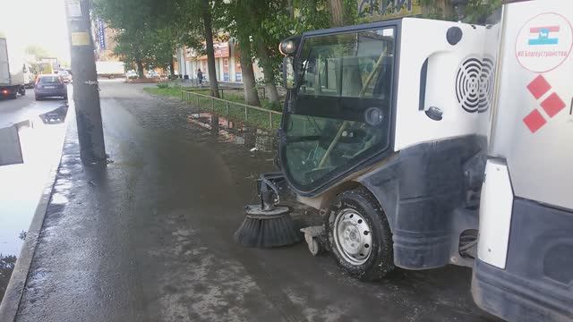 Машина чистит тротуар в Самаре 2016 год. В каждый город бы такие машины, была бы чистота на улицах!