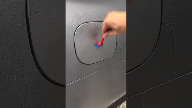 Оклейка полиуретановой пленкой лючка бензобака и зарядки автомобиля с применением готовых лекал!